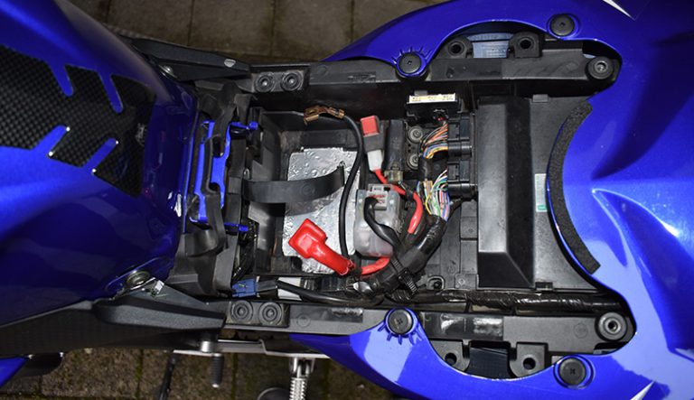 Batterie ausbauen – Yamaha R6 RJ11 RJ15 | Wartungsanleitung Online